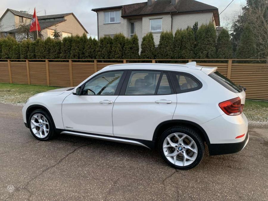 White BMW X1 2013 in Ukmerge, with an engine capacity of 2.00 L and mileage of 314 thousand km for 7250 €, photo 12 on AUTOMOTO.COM.LV