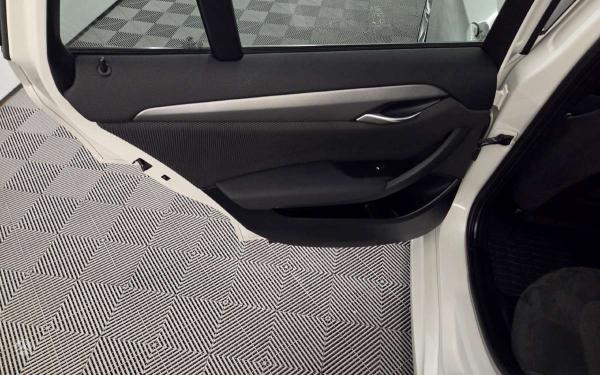 White BMW X1 2013 in Marijampole, with an engine capacity of 2.00 L and mileage of 224 thousand km for 8650 €, photo 11 on AUTOMOTO.COM.LV