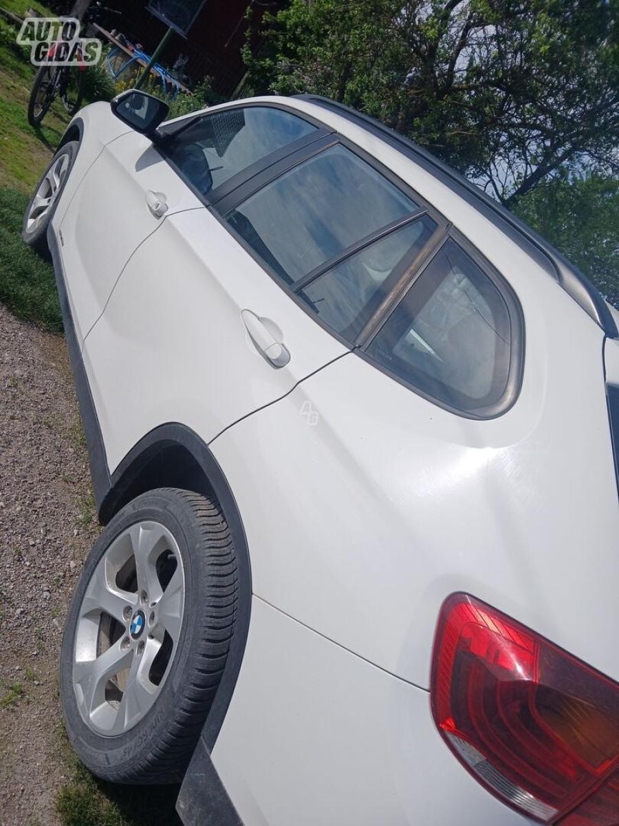 White BMW X1 2013 in Jurbarkas, with an engine capacity of 2.00 L and mileage of 230 thousand km for 4200 €, photo 4 on AUTOMOTO.COM.LV