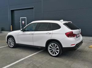 White BMW X1 2013 in Riga, with an engine capacity of 2.00 L and mileage of 243 thousand km for 10590 €, photo 4 on AUTOMOTO.COM.LV