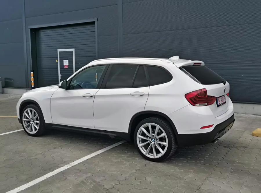 White BMW X1 2013 in Riga, with an engine capacity of 2.00 L and mileage of 243 thousand km for 10590 €, photo 4 on AUTOMOTO.COM.LV