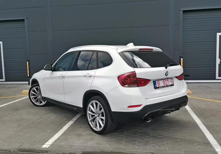 White BMW X1 2013 in Riga, with an engine capacity of 2.00 L and mileage of 243 thousand km for 10590 €, photo 5 on AUTOMOTO.COM.LV