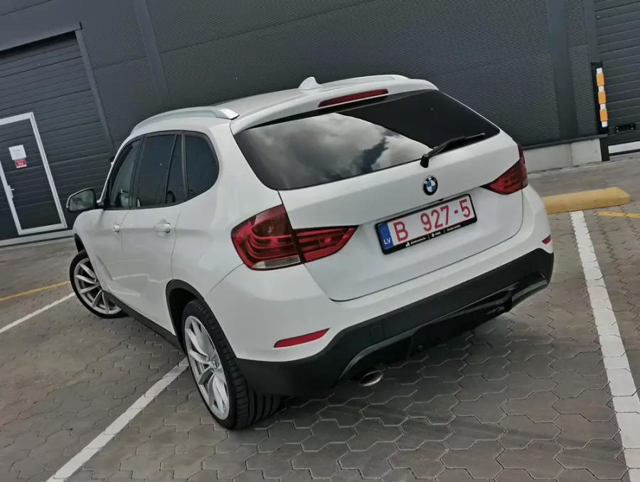 White BMW X1 2013 in Riga, with an engine capacity of 2.00 L and mileage of 243 thousand km for 10590 €, photo 6 on AUTOMOTO.COM.LV
