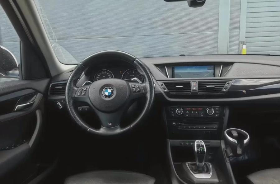 White BMW X1 2013 in Riga, with an engine capacity of 2.00 L and mileage of 243 thousand km for 10590 €, photo 14 on AUTOMOTO.COM.LV