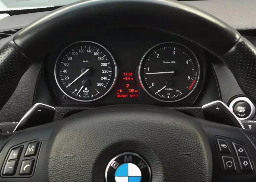 White BMW X1 2013 in Riga, with an engine capacity of 2.00 L and mileage of 243 thousand km for 10590 €, photo 16 on AUTOMOTO.COM.LV