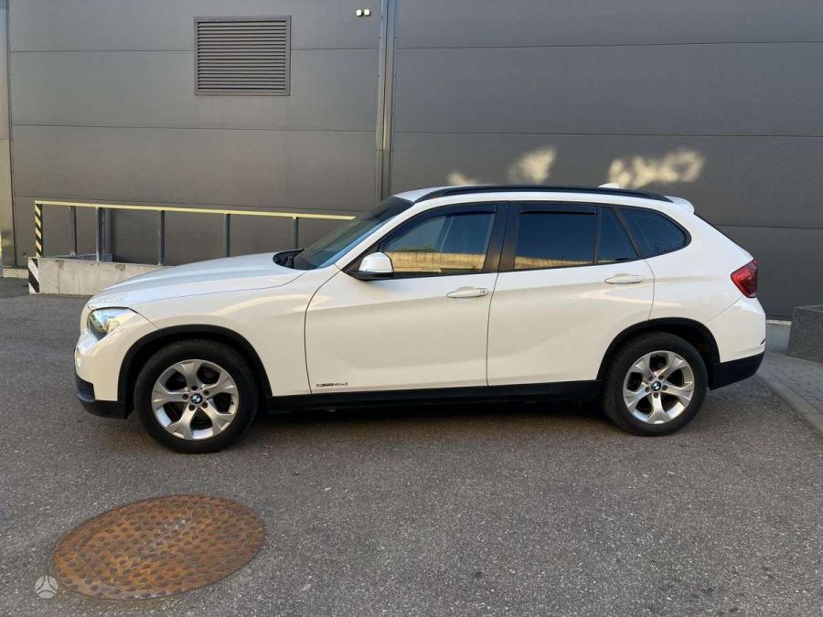 White BMW X1 2013 in Marijampole, with an engine capacity of 2.00 L and mileage of 298 thousand km for 6699 €, photo 6 on AUTOMOTO.COM.LV