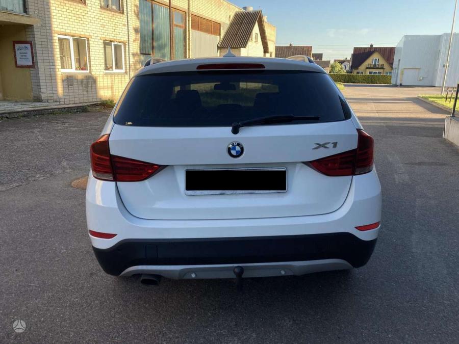 White BMW X1 2013 in Marijampole, with an engine capacity of 2.00 L and mileage of 298 thousand km for 6699 €, photo 9 on AUTOMOTO.COM.LV