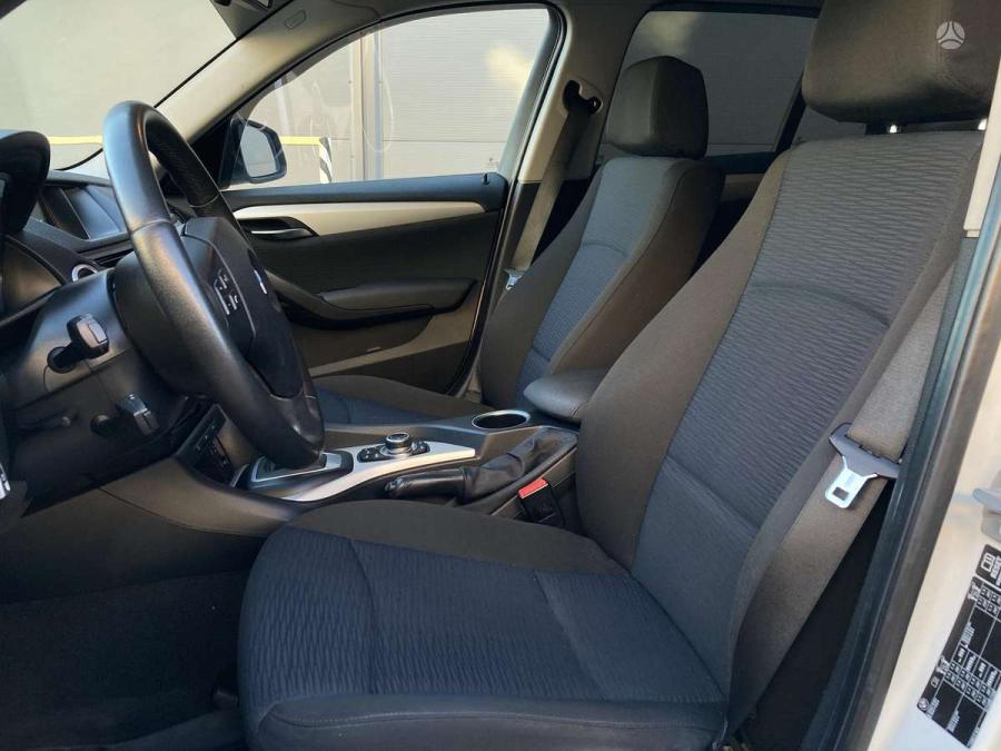 White BMW X1 2013 in Marijampole, with an engine capacity of 2.00 L and mileage of 298 thousand km for 6699 €, photo 18 on AUTOMOTO.COM.LV