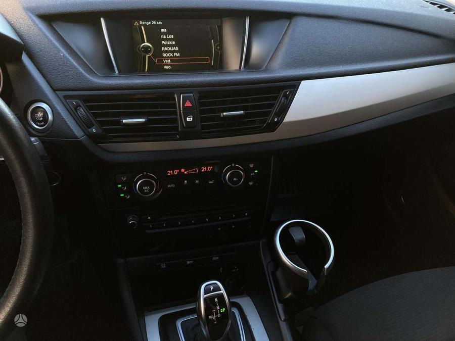 White BMW X1 2013 in Marijampole, with an engine capacity of 2.00 L and mileage of 298 thousand km for 6699 €, photo 26 on AUTOMOTO.COM.LV
