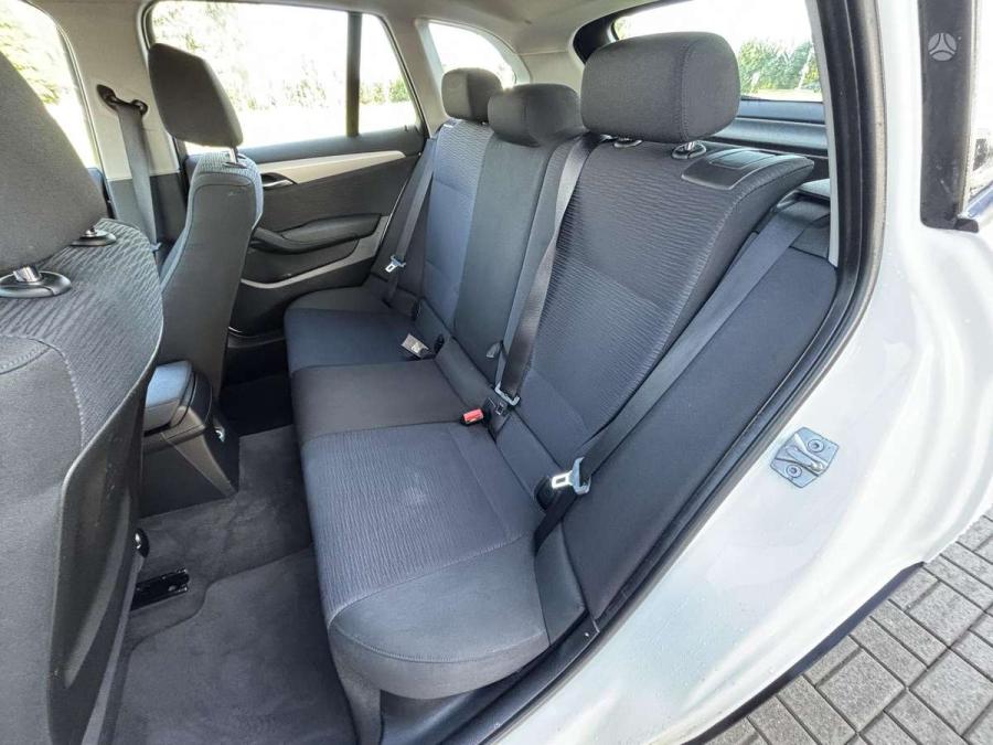 Balts BMW X1 2013 Tauragė, ar dzinēja tilpumu 2.00 L un nobraukumu 240 tūkst. km par 4900 €, foto 14 vietnē AUTOMOTO.COM.LV