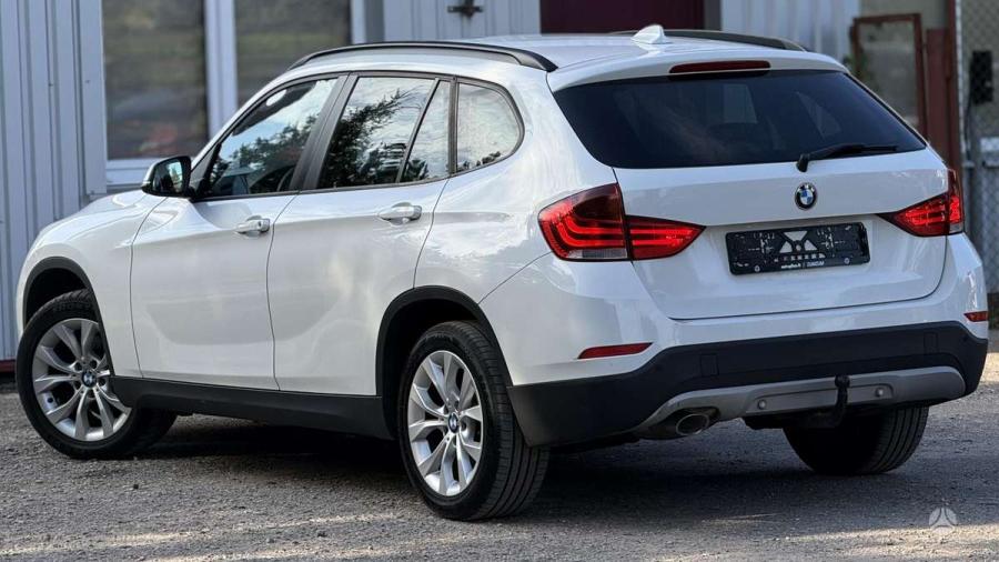 White BMW X1 2013 in Ukmerge, with an engine capacity of 2.00 L and mileage of 291 thousand km for 7300 €, photo 4 on AUTOMOTO.COM.LV