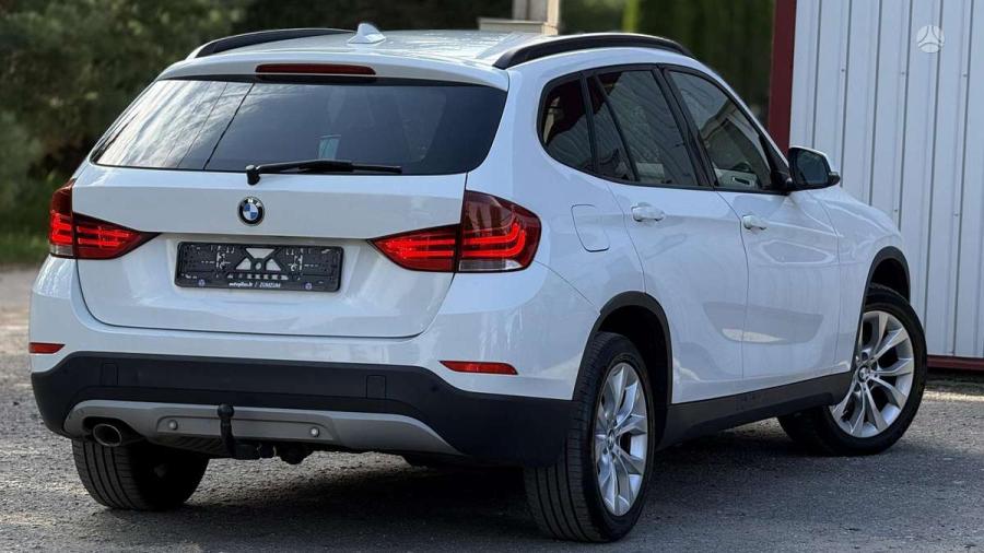White BMW X1 2013 in Ukmerge, with an engine capacity of 2.00 L and mileage of 291 thousand km for 7300 €, photo 5 on AUTOMOTO.COM.LV