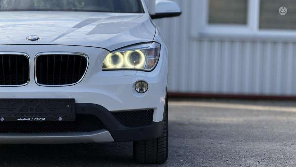 White BMW X1 2013 in Ukmerge, with an engine capacity of 2.00 L and mileage of 291 thousand km for 7300 €, photo 10 on AUTOMOTO.COM.LV
