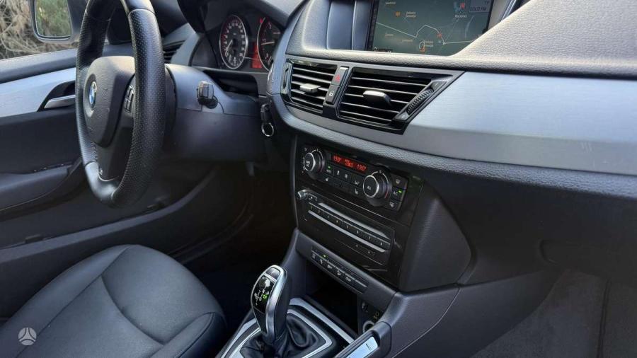 White BMW X1 2013 in Ukmerge, with an engine capacity of 2.00 L and mileage of 291 thousand km for 7300 €, photo 14 on AUTOMOTO.COM.LV