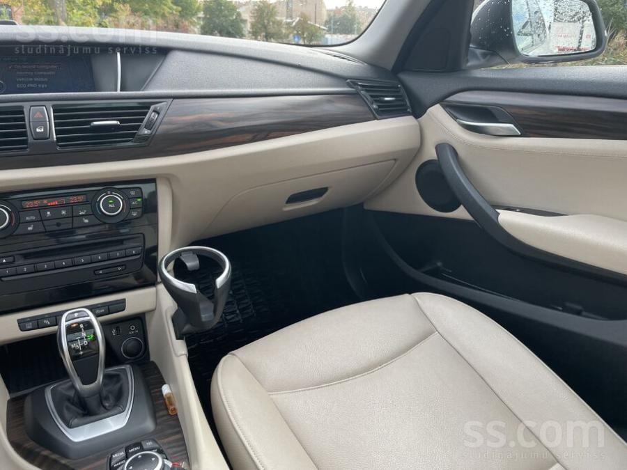 Balts BMW X1 2013 Rīga, ar dzinēja tilpumu 2.00 L un nobraukumu 228 tūkst. km par 8790 €, foto 26 vietnē AUTOMOTO.COM.LV