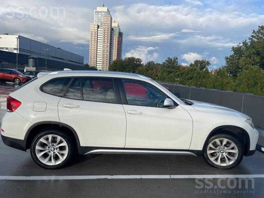 White BMW X1 2013 in Riga, with an engine capacity of 2.00 L and mileage of 228 thousand km for 7598 €, photo 4 on AUTOMOTO.COM.LV