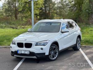 BMW X1 2013 Rīga vietnē Balts BMW X1 2013 Rīga, ar dzinēja tilpumu 2.00 L un nobraukumu 329 tūkst. km par 6350 €, foto 1 vietnē AUTOMOTO.COM.LV
