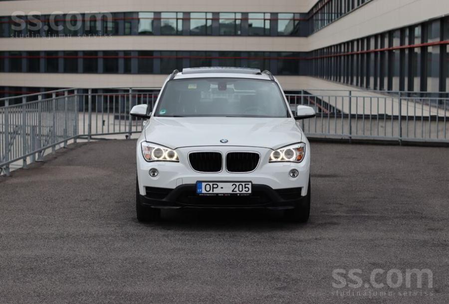 White BMW X1 2014 in Riga, with an engine capacity of 2.00 L and mileage of 181 thousand km for 9980 €, photo 3 on AUTOMOTO.COM.LV