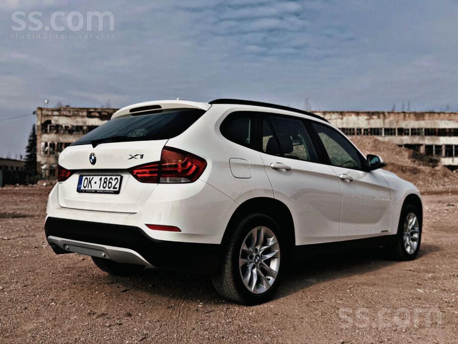 White BMW X1 2015 in Riga, with an engine capacity of 2.00 L and mileage of 298 thousand km for 7400 €, photo 6 on AUTOMOTO.COM.LV