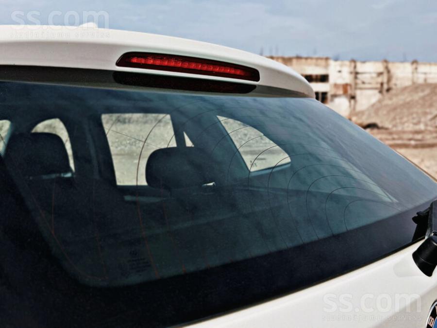 White BMW X1 2015 in Riga, with an engine capacity of 2.00 L and mileage of 298 thousand km for 7400 €, photo 11 on AUTOMOTO.COM.LV