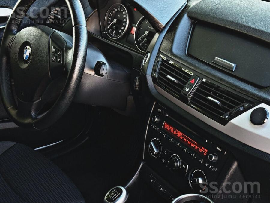 White BMW X1 2015 in Daugavpils, with an engine capacity of 2.00 L and mileage of 301 thousand km for 6500 €, photo 10 on AUTOMOTO.COM.LV