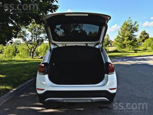 White BMW X1 2015 in Daugavpils, with an engine capacity of 2.00 L and mileage of 301 thousand km for 6500 €, photo 11 on AUTOMOTO.COM.LV