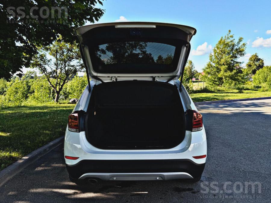 White BMW X1 2015 in Daugavpils, with an engine capacity of 2.00 L and mileage of 301 thousand km for 6500 €, photo 11 on AUTOMOTO.COM.LV