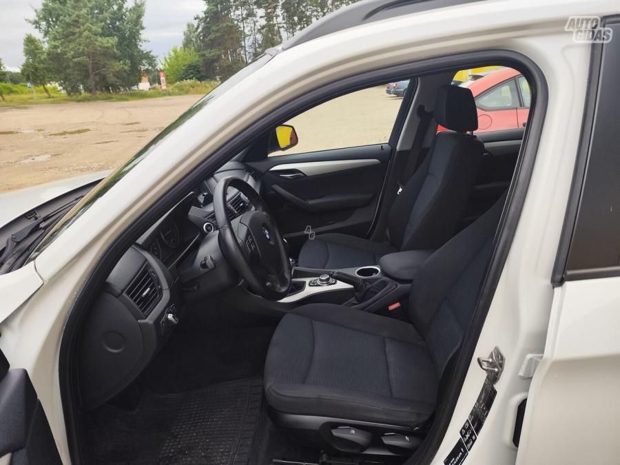 White BMW X1 2015 in Utena, with an engine capacity of 2.00 L and mileage of 165 thousand km for 6990 €, photo 18 on AUTOMOTO.COM.LV