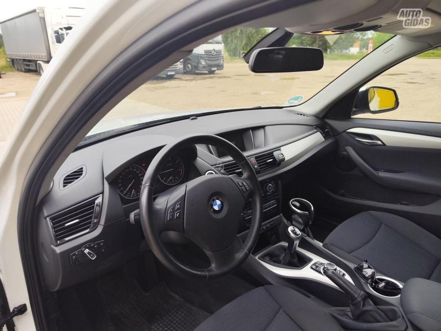 White BMW X1 2015 in Utena, with an engine capacity of 2.00 L and mileage of 165 thousand km for 6990 €, photo 19 on AUTOMOTO.COM.LV