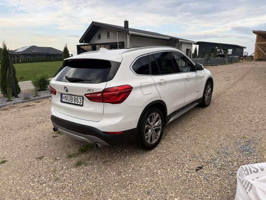White BMW X1 2017 in Vilnius, with an engine capacity of 2.00 L and mileage of 124 thousand km for 15000 €, photo 5 on AUTOMOTO.COM.LV