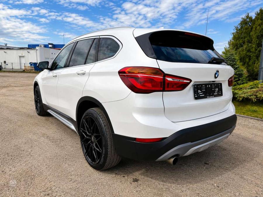 White BMW X1 2017 in Pakruojis, with an engine capacity of 1.50 L and mileage of 227 thousand km for 9800 €, photo 6 on AUTOMOTO.COM.LV