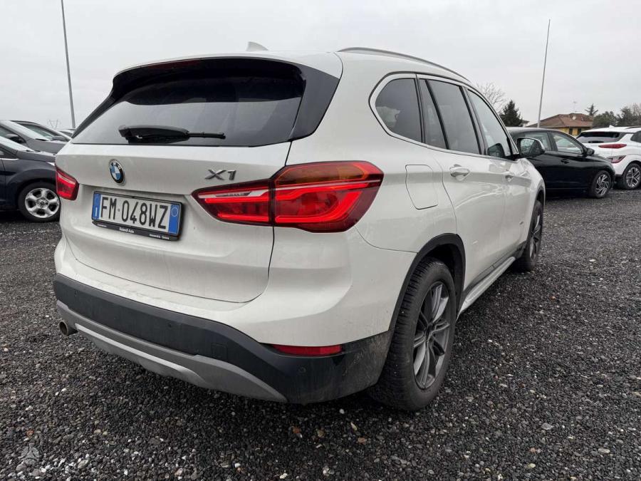 White BMW X1 2018 in Siauliai, with an engine capacity of 2.00 L and mileage of 177 thousand km for 13900 €, photo 4 on AUTOMOTO.COM.LV