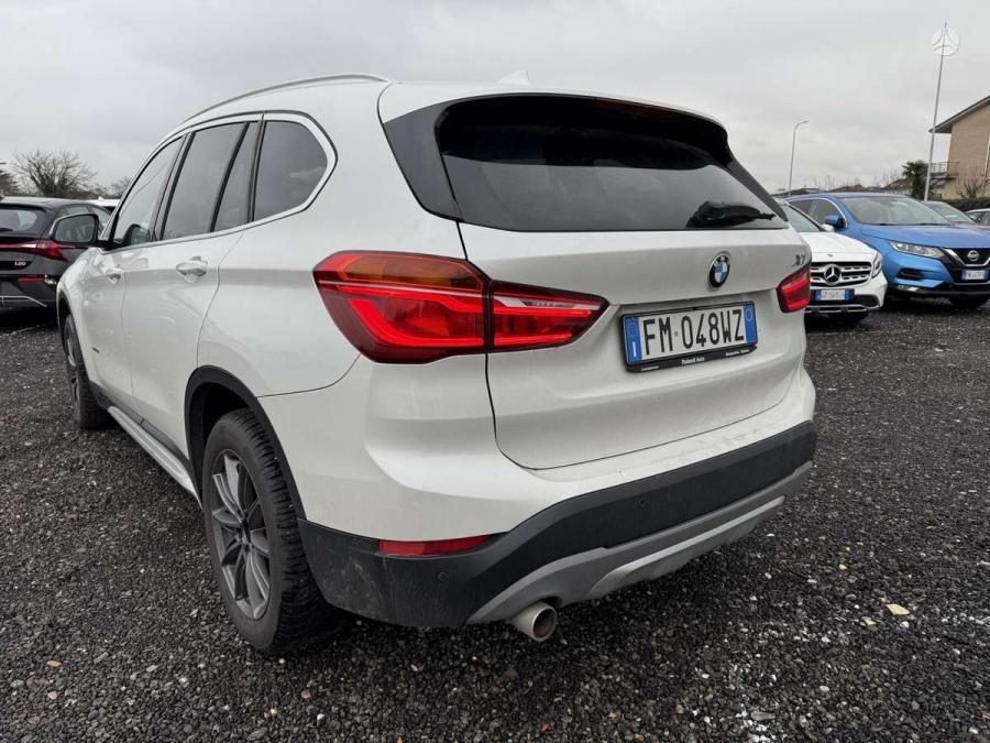 White BMW X1 2018 in Siauliai, with an engine capacity of 2.00 L and mileage of 177 thousand km for 13900 €, photo 6 on AUTOMOTO.COM.LV
