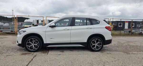 White BMW X1 2018 in Vilnius, with an engine capacity of 2.00 L and mileage of 270 thousand km for 11950 €, photo 4 on AUTOMOTO.COM.LV