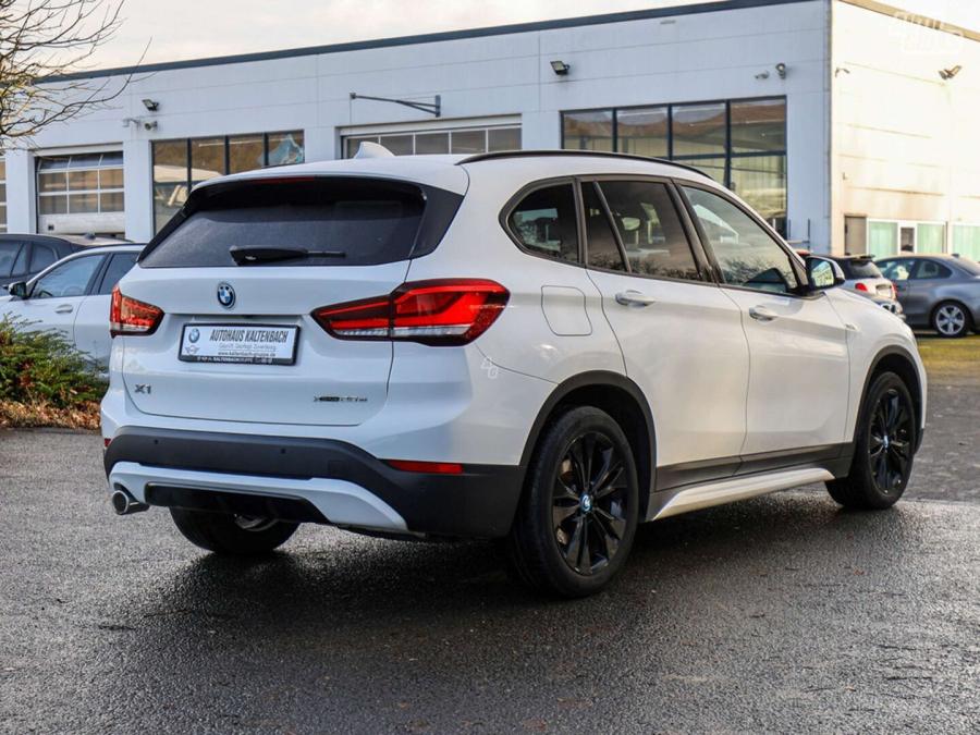 White BMW X1 2021 in Kaunas, with an engine capacity of 1.50 L and mileage of 58 thousand km for 28982 €, photo 5 on AUTOMOTO.COM.LV