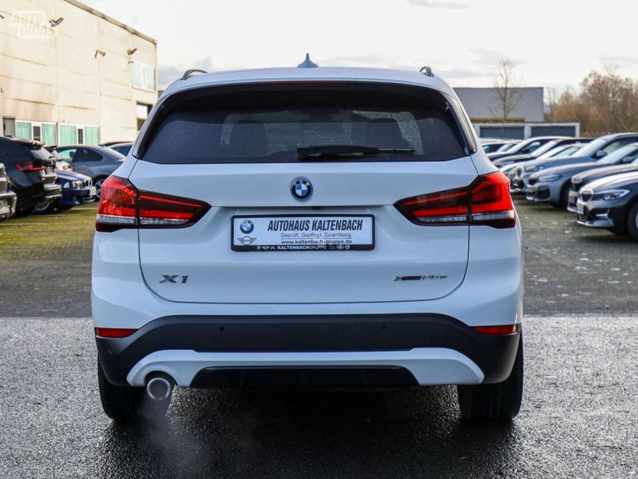 White BMW X1 2021 in Kaunas, with an engine capacity of 1.50 L and mileage of 58 thousand km for 28982 €, photo 6 on AUTOMOTO.COM.LV