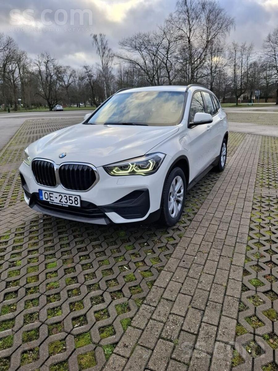 White BMW X1 2021 in Ventspils, with an engine capacity of 1.50 L and mileage of 160 thousand km for 24900 €, photo 1 on AUTOMOTO.COM.LV