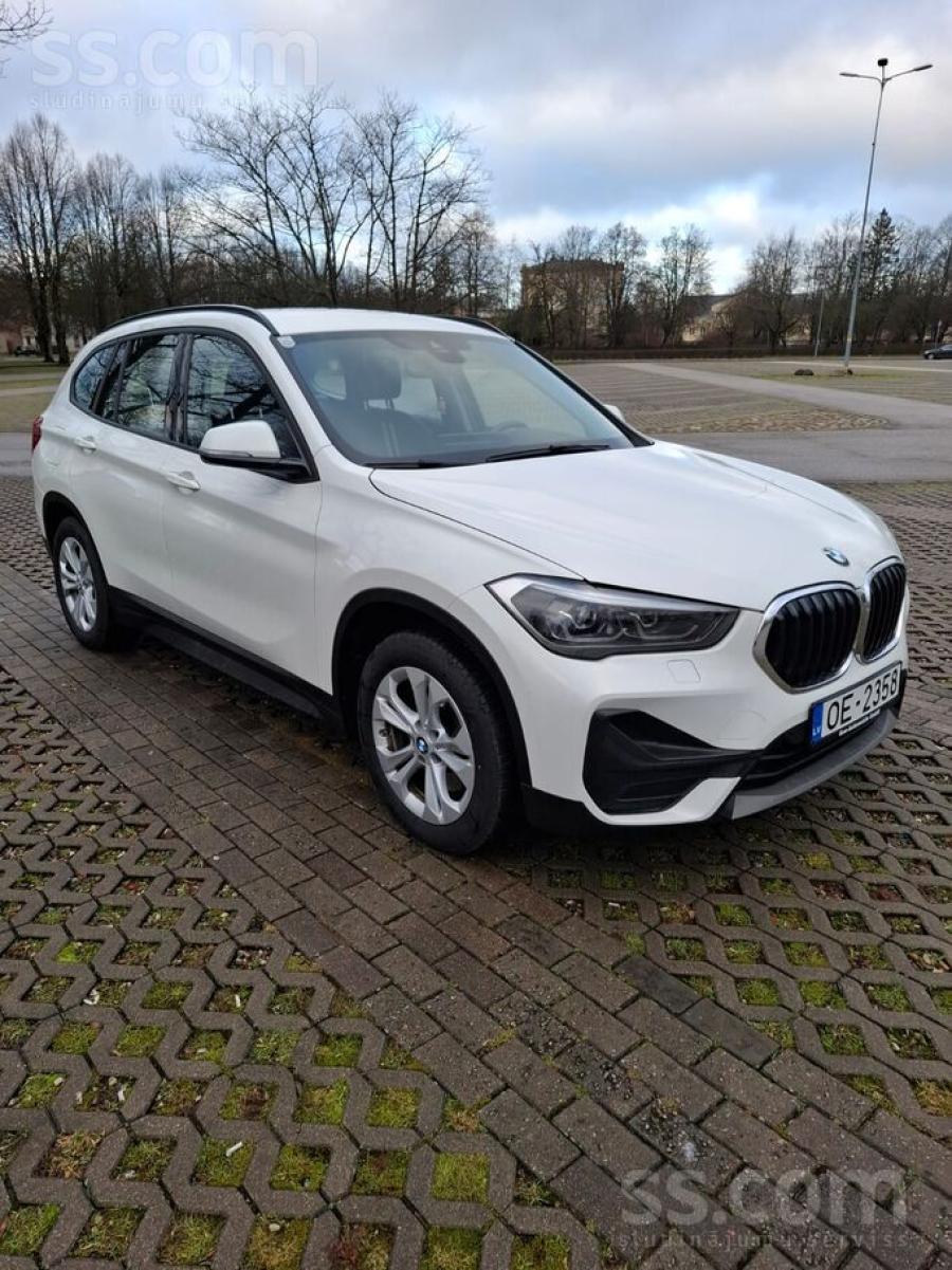 White BMW X1 2021 in Ventspils, with an engine capacity of 1.50 L and mileage of 160 thousand km for 24900 €, photo 3 on AUTOMOTO.COM.LV