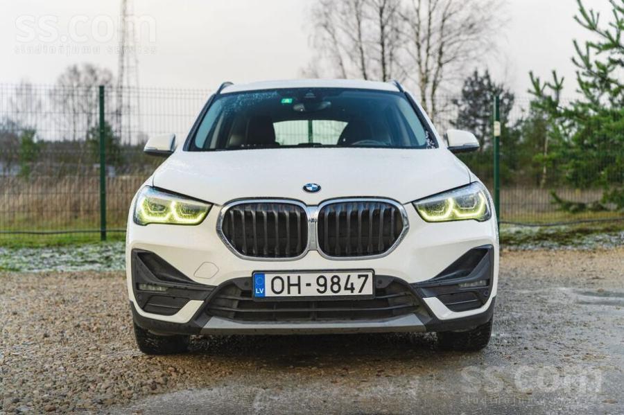 White BMW X1 2021 in Riga, with an engine capacity of 2.00 L and mileage of 252 thousand km for 20990 €, photo 2 on AUTOMOTO.COM.LV