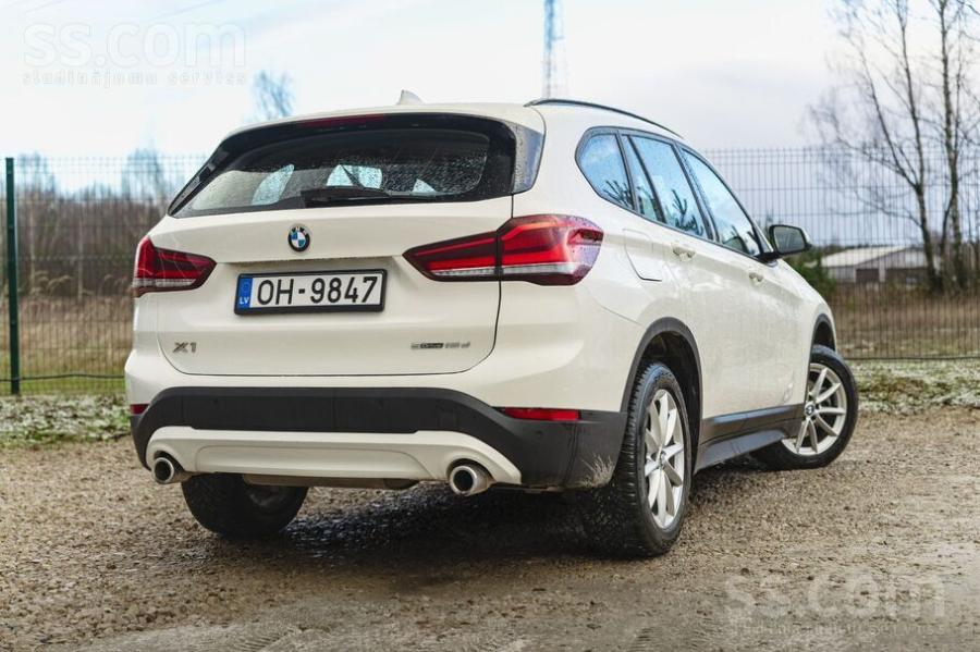 White BMW X1 2021 in Riga, with an engine capacity of 2.00 L and mileage of 252 thousand km for 20990 €, photo 6 on AUTOMOTO.COM.LV