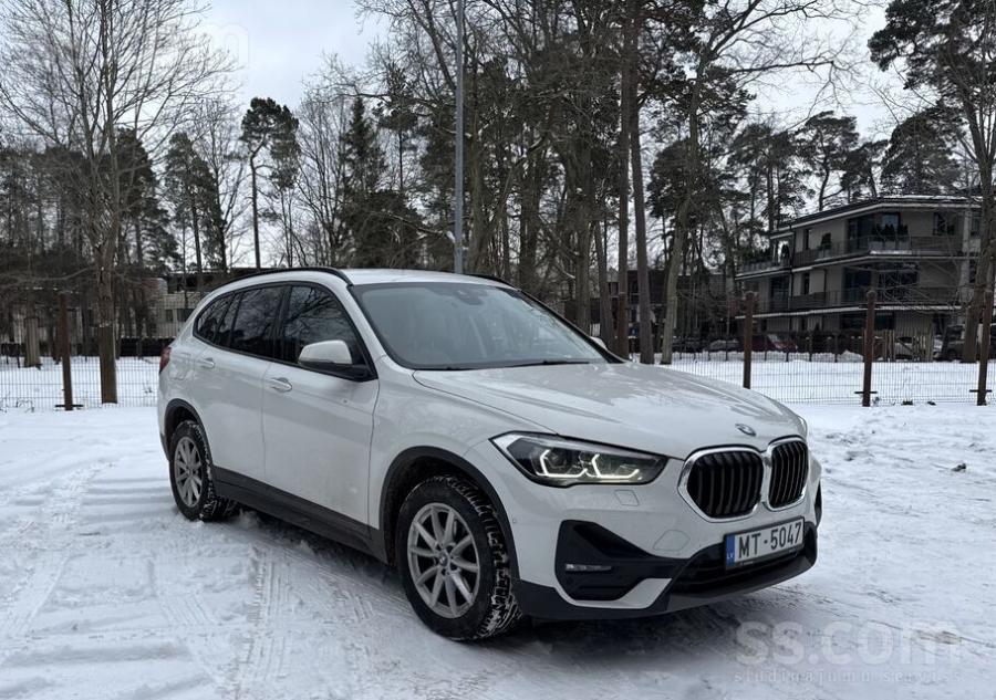White BMW X1 2021 in Riga, with an engine capacity of 1.50 L and mileage of 30 thousand km for 25900 €, photo 1 on AUTOMOTO.COM.LV