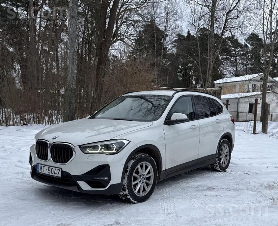 White BMW X1 2021 in Riga, with an engine capacity of 1.50 L and mileage of 30 thousand km for 25900 €, photo 2 on AUTOMOTO.COM.LV