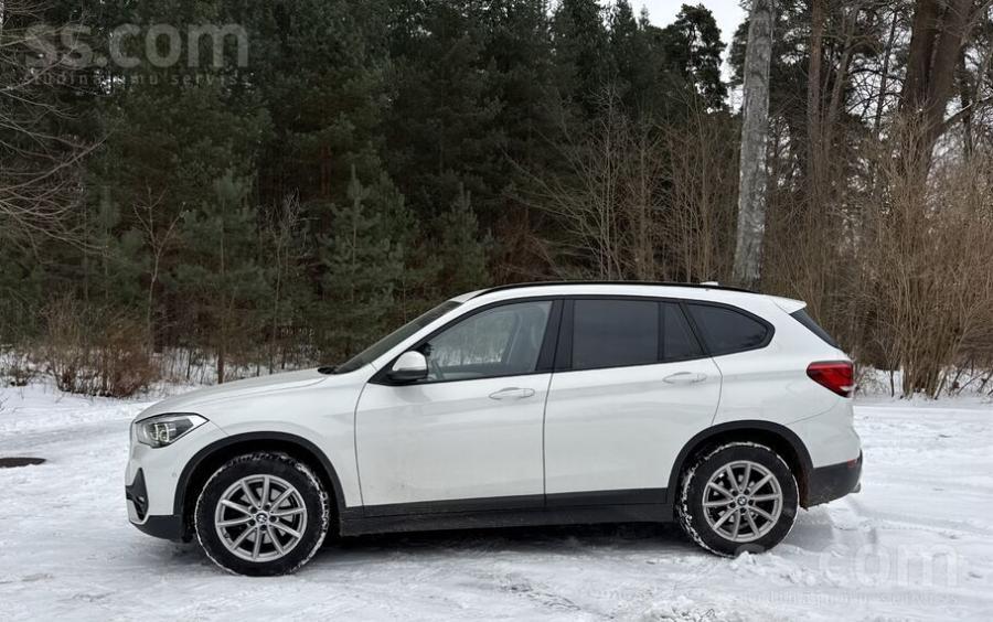 White BMW X1 2021 in Riga, with an engine capacity of 1.50 L and mileage of 30 thousand km for 25900 €, photo 3 on AUTOMOTO.COM.LV