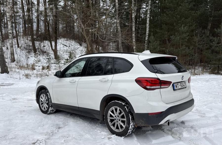 White BMW X1 2021 in Riga, with an engine capacity of 1.50 L and mileage of 30 thousand km for 25900 €, photo 4 on AUTOMOTO.COM.LV
