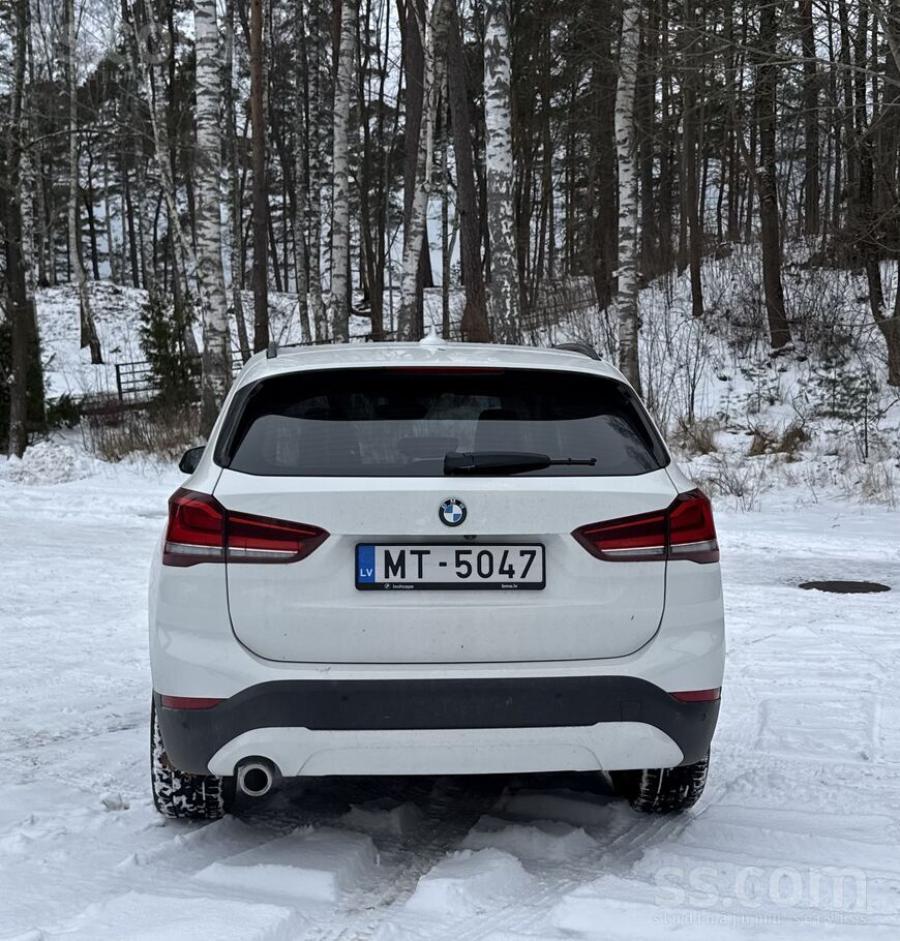 White BMW X1 2021 in Riga, with an engine capacity of 1.50 L and mileage of 30 thousand km for 25900 €, photo 5 on AUTOMOTO.COM.LV