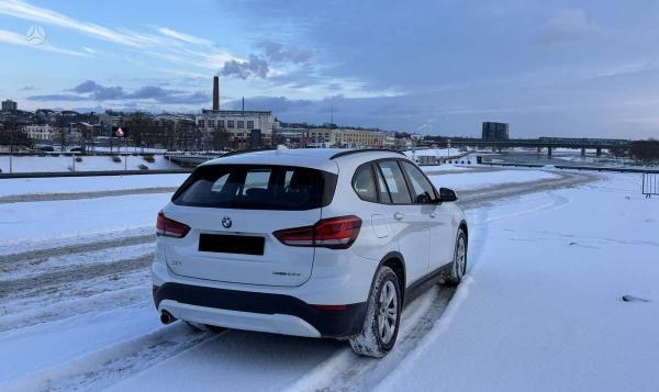 White BMW X1 2021 in Kaunas, with an engine capacity of 1.50 L and mileage of 124 thousand km for 18900 €, photo 3 on AUTOMOTO.COM.LV