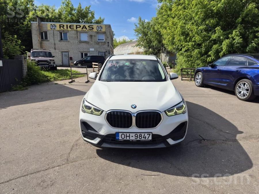 White BMW X1 2021 in Riga, with an engine capacity of 2.00 L and mileage of 254 thousand km for 17490 €, photo 4 on AUTOMOTO.COM.LV