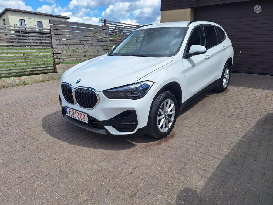 White BMW X1 2021 in Kaunas, with an engine capacity of 1.50 L and mileage of 78 thousand km for 14950 €, photo 4 on AUTOMOTO.COM.LV