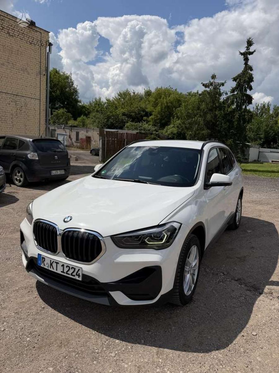 Balts BMW X1 2021 Kauņa, ar dzinēja tilpumu 2.00 L un nobraukumu 300 tūkst. km par 14200 €, foto 1 vietnē AUTOMOTO.COM.LV