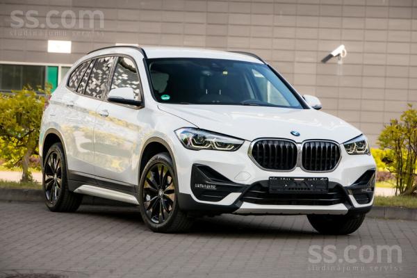 White BMW X1 2022 in Riga, with an engine capacity of 2.00 L and mileage of 0 thousand km for 19400 €, photo 3 on AUTOMOTO.COM.LV